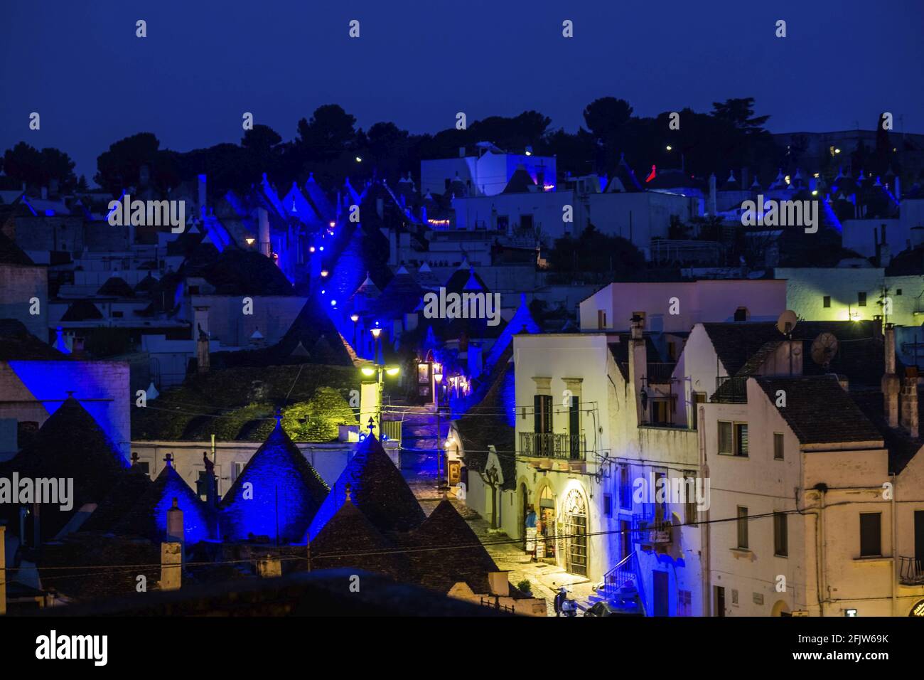 Italia, Puglia, Alberobello, bee-hives houses, or trulli Stock Photo ...