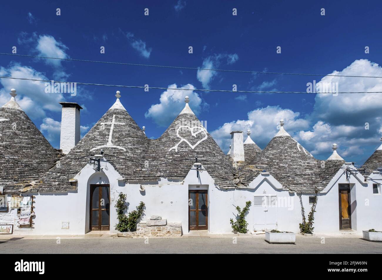 Italia, Puglia, Alberobello, bee-hives houses, or trulli Stock Photo ...