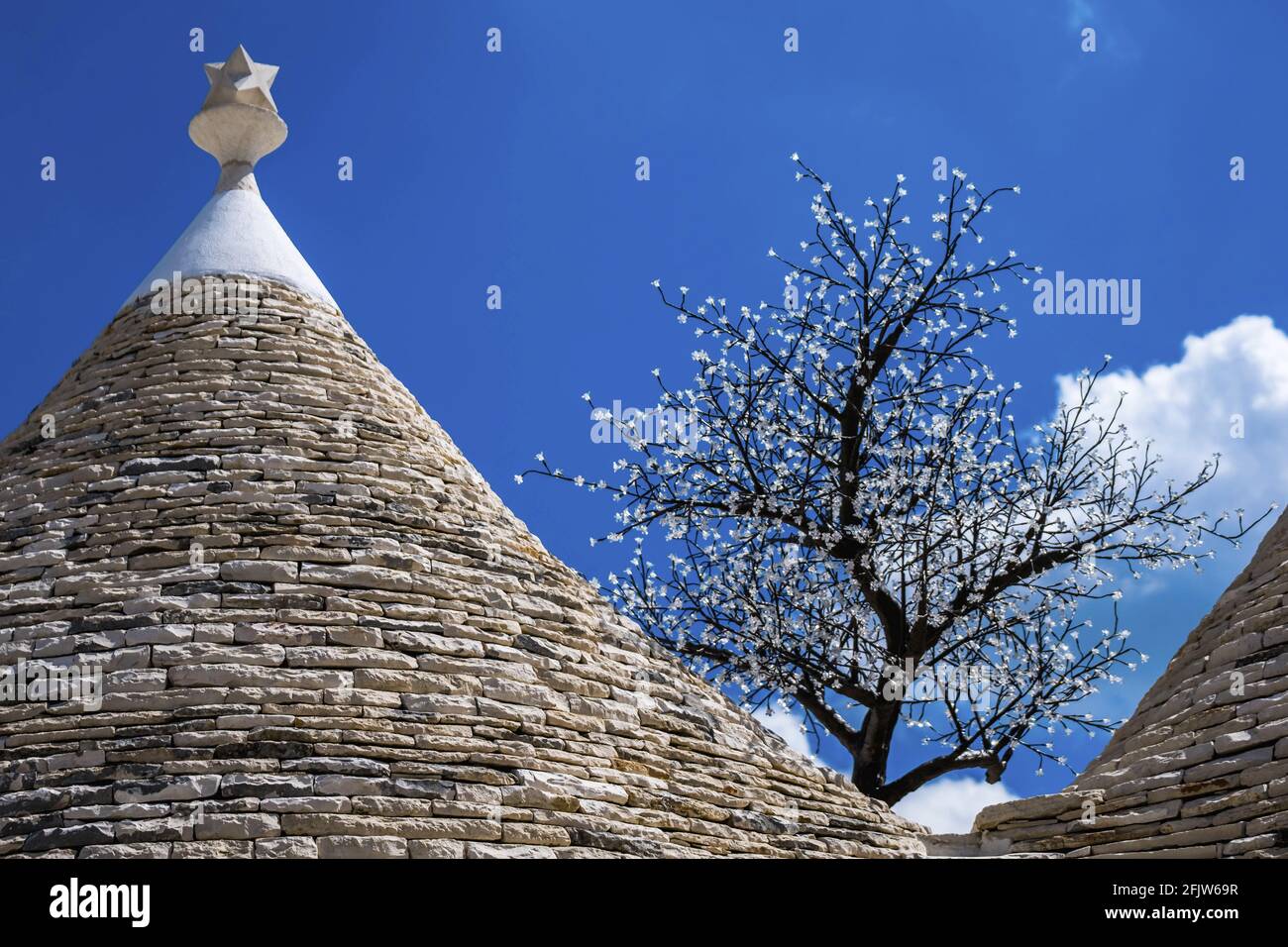 Italia, Puglia, Alberobello, bee-hives houses, or trulli Stock Photo ...