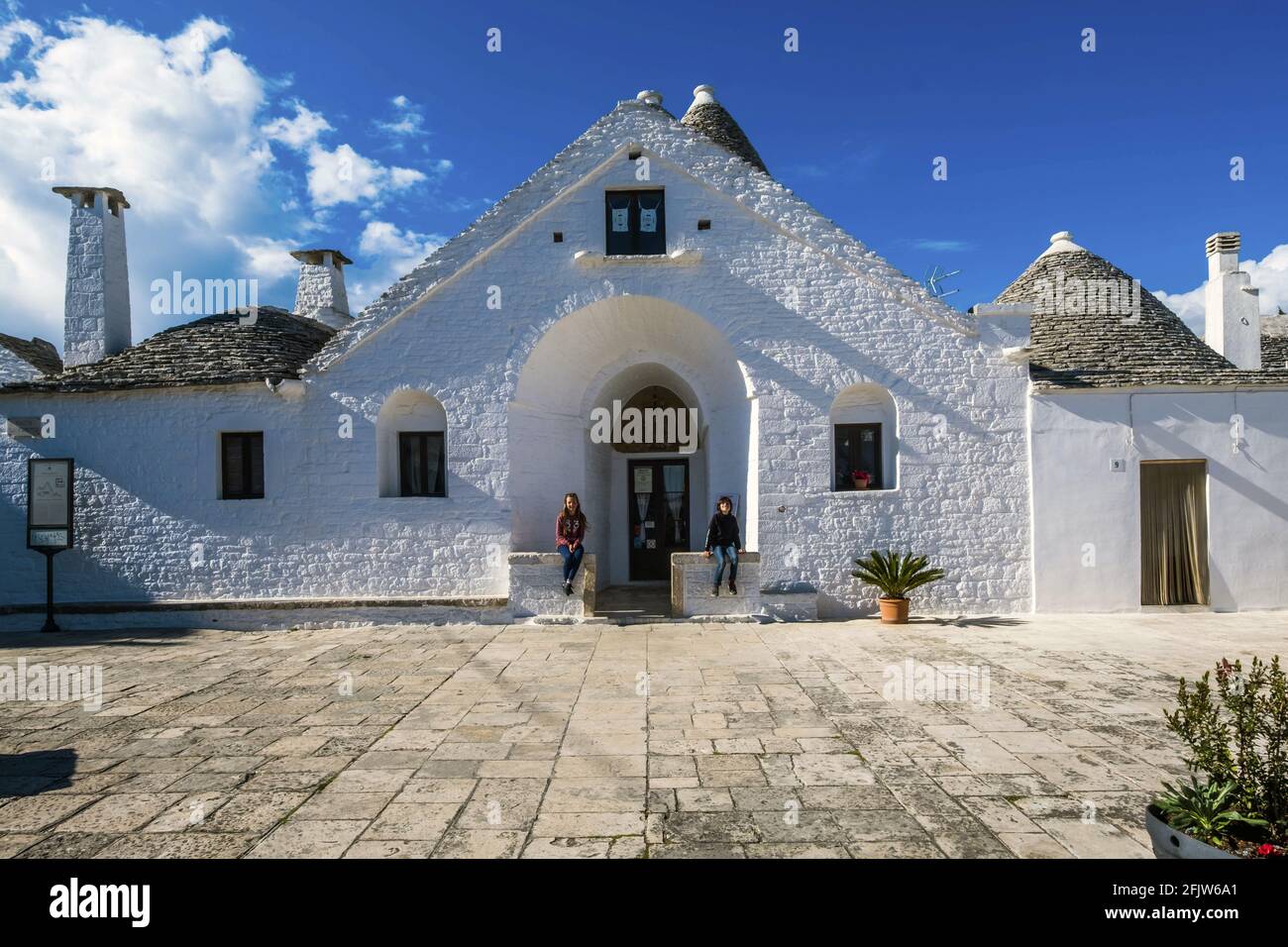 Italia, Puglia, Alberobello, bee-hives houses, or trulli, ecomuseum ...