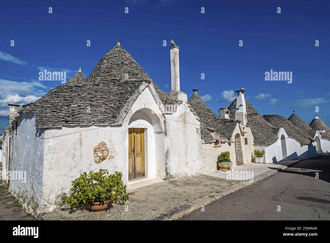 Italia, Puglia, Alberobello, bee-hives houses, or trulli Stock Photo ...