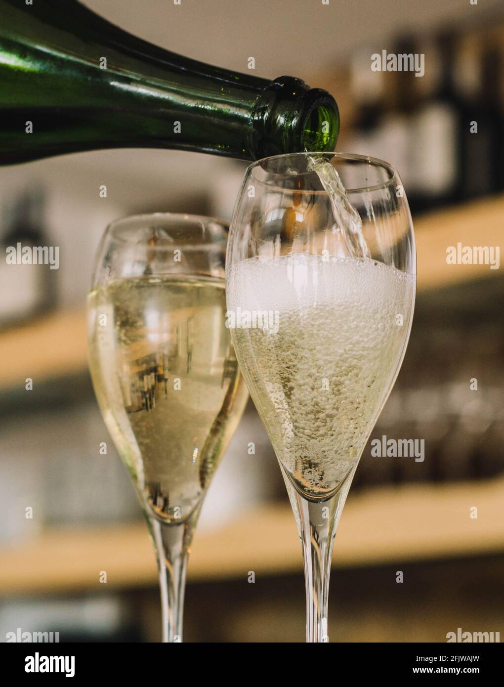Cava burbujeante hi-res stock photography and images - Alamy