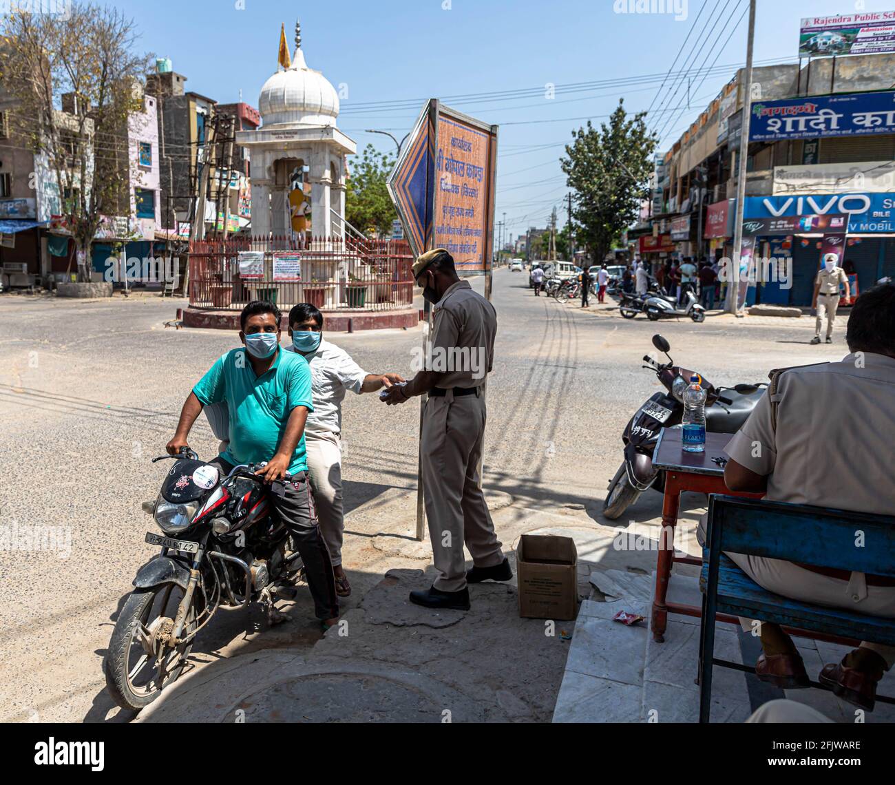 Indian shops during coronavirus lockdown hi-res stock photography and ...