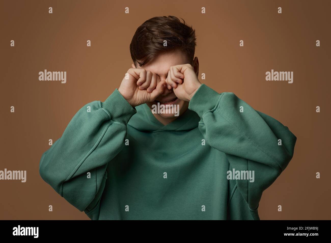 Guy crying hi-res stock photography and images - Alamy