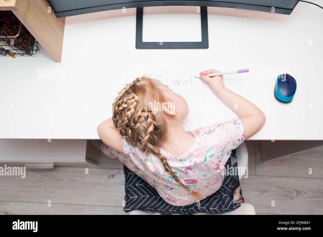 Wrong sitting posture hi-res stock photography and images - Alamy