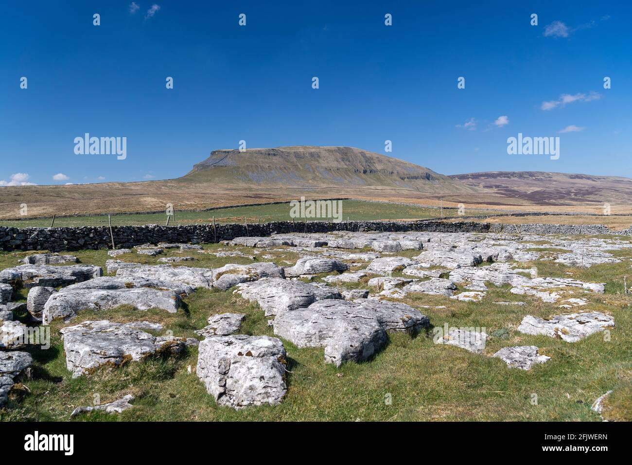 Fountains fell yorkshire dales national park hi-res stock photography ...