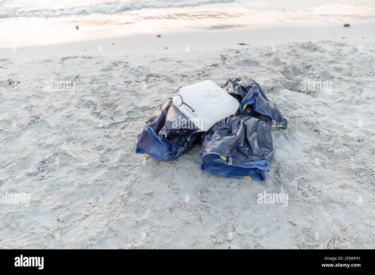 Sand containers hi-res stock photography and images - Alamy