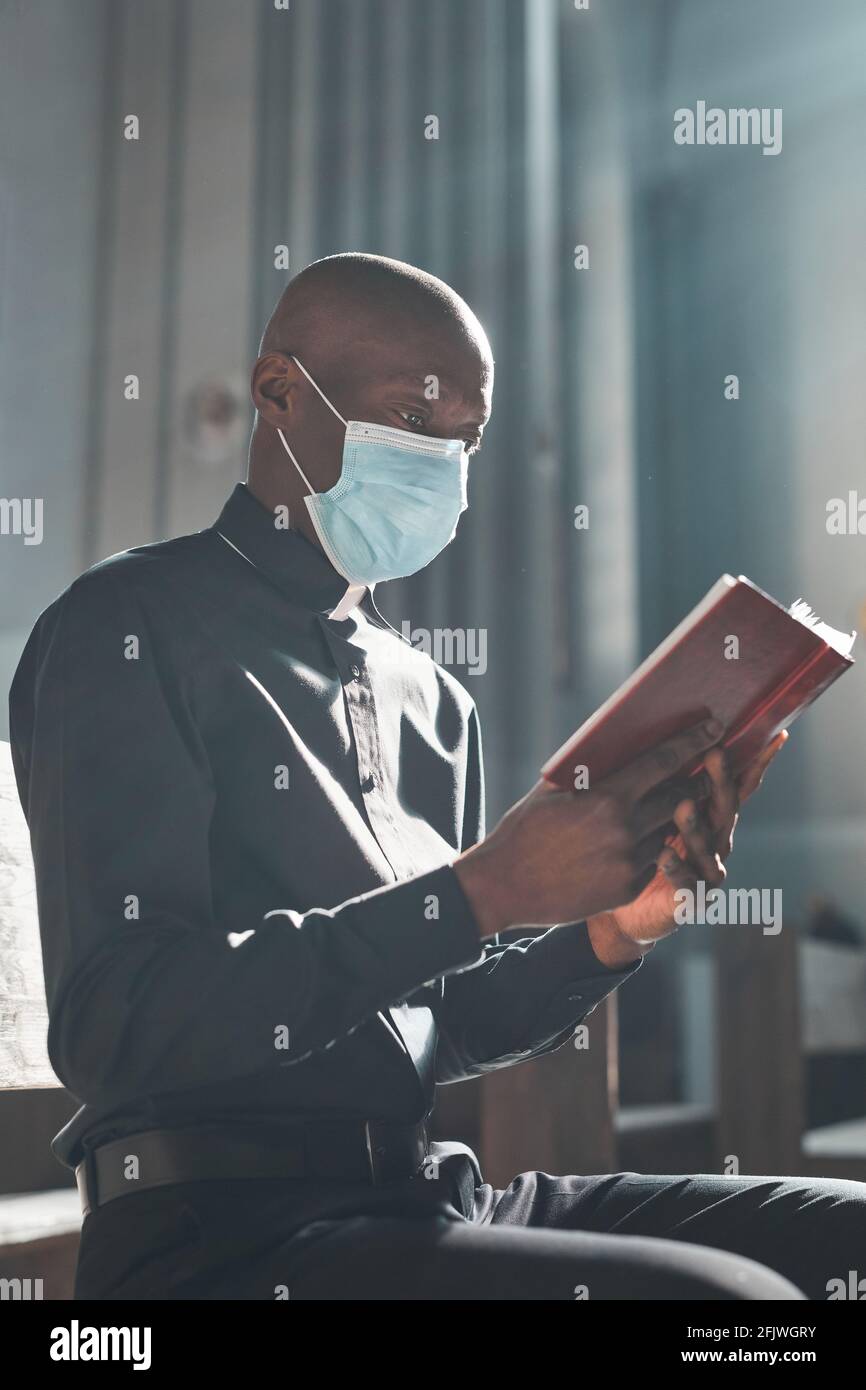 Church bible reading priest hi-res stock photography and images - Alamy