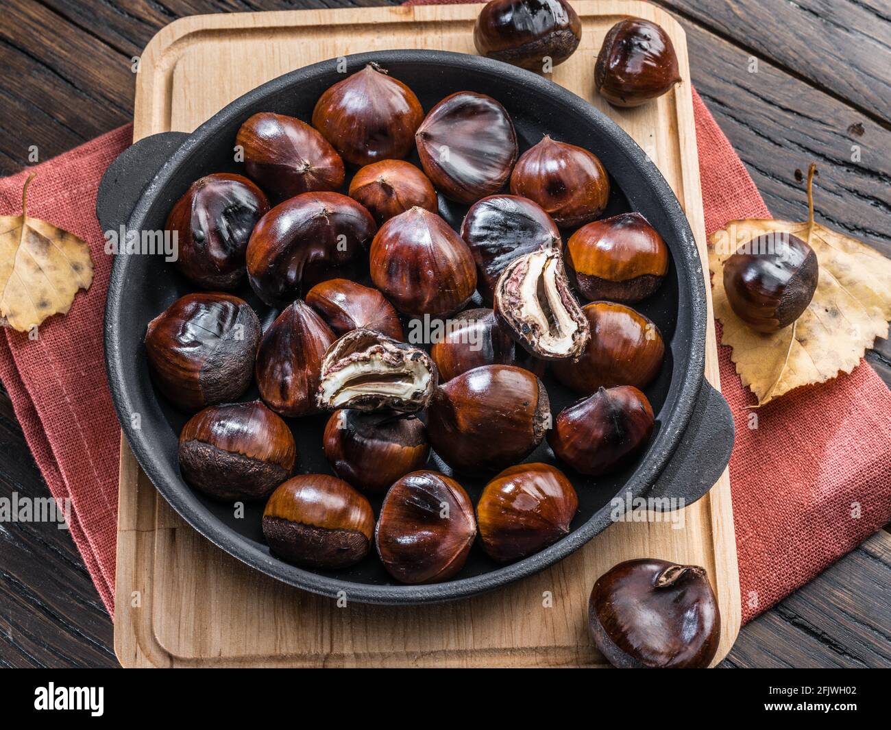 Roasted edible chestnut fruits in the pan. Top view Stock Photo - Alamy