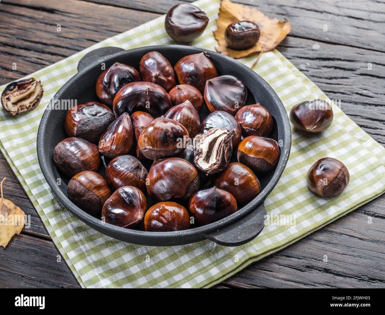 Roasted edible chestnut fruits in the pan. Top view Stock Photo - Alamy