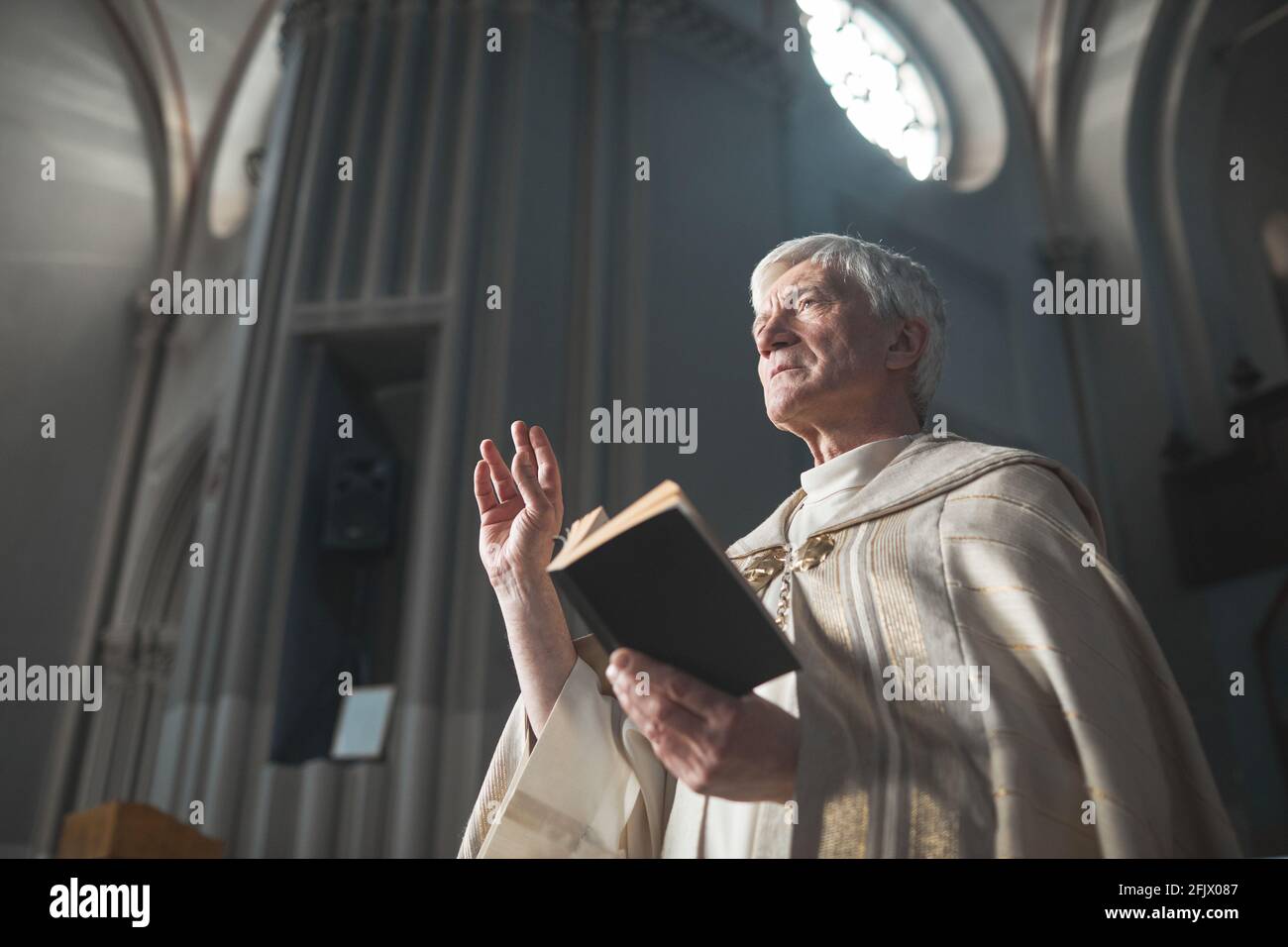 Church bible reading preacher hi-res stock photography and images - Alamy