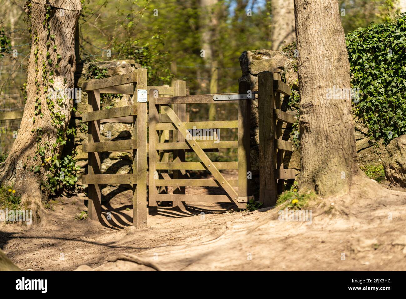 wooden gate footpath access Stock Photo - Alamy