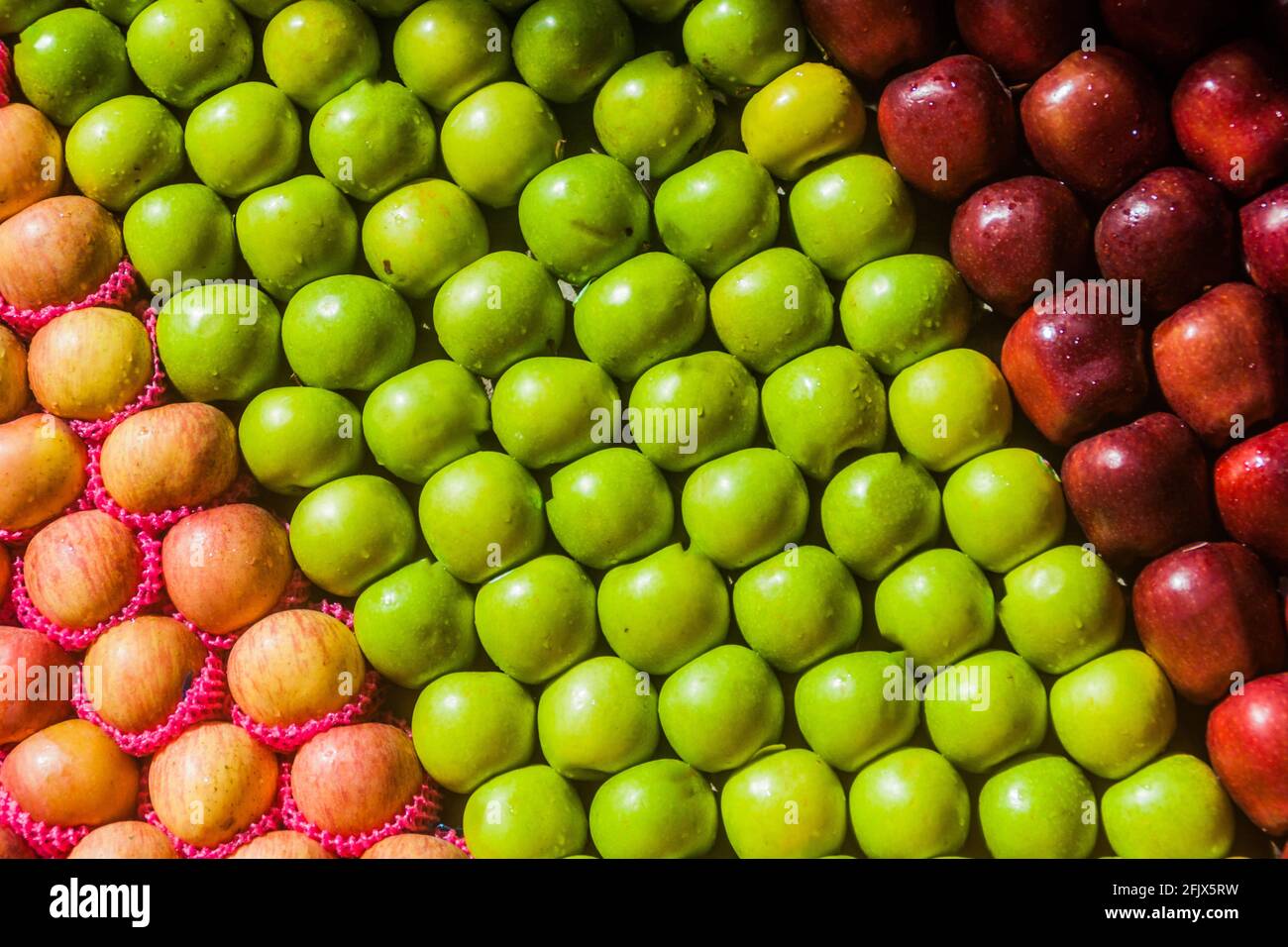 Rows of apples at a market in Colombo, Sri Lanka Stock Photo - Alamy