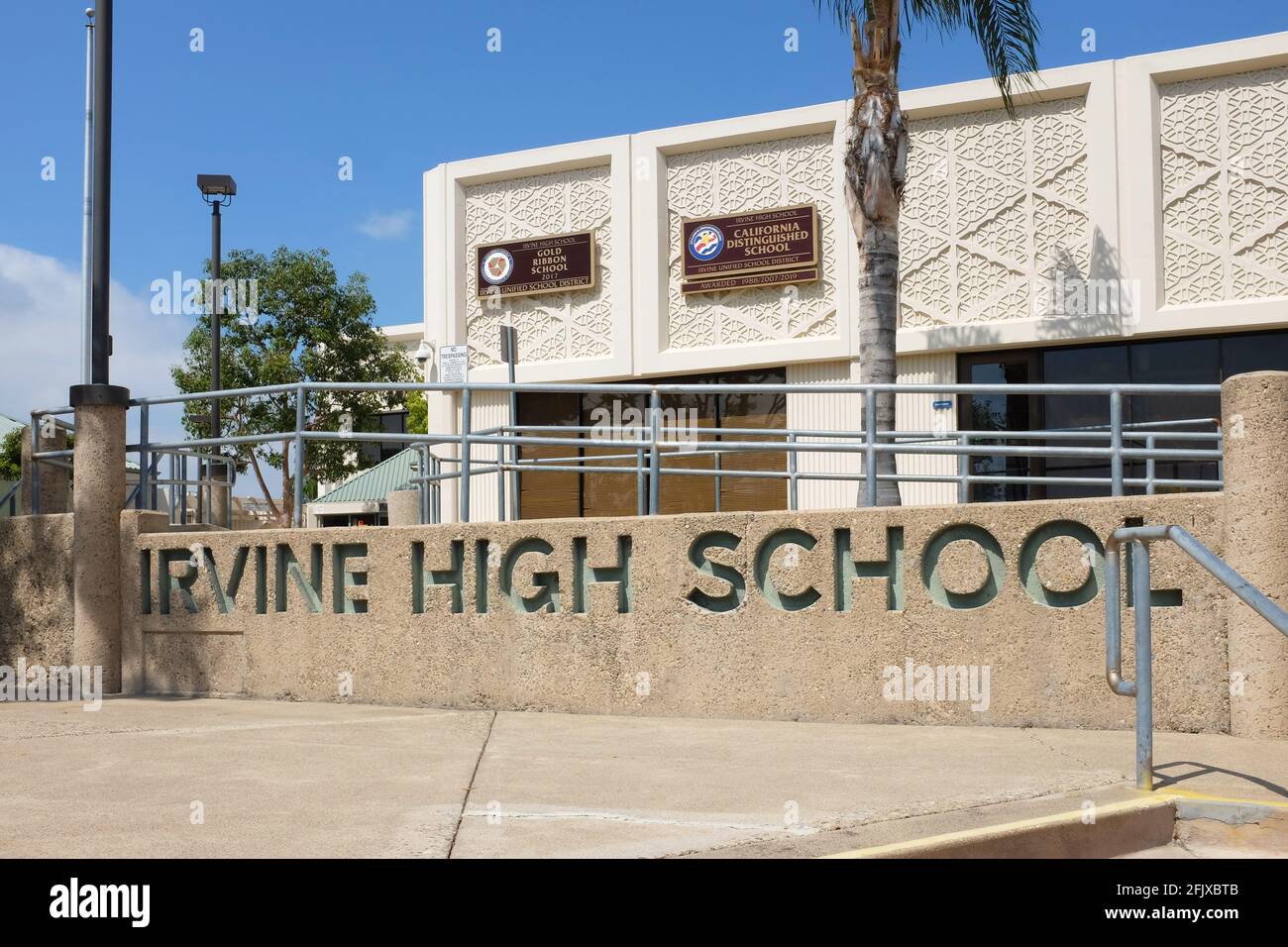 IRVINE, CALIFORNIA - 24 APR 2021: Sign and buidlings at Irvine High ...