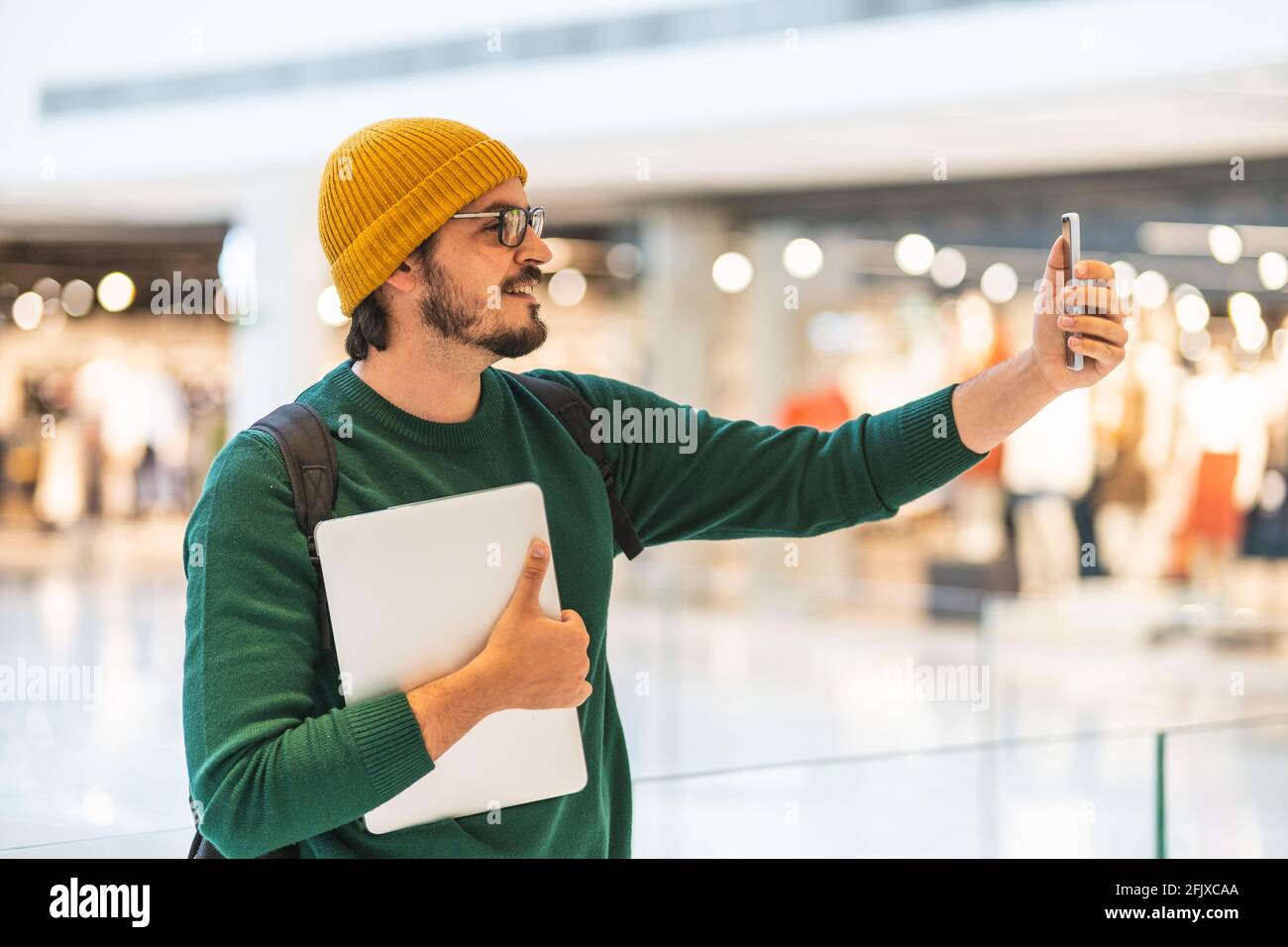 Shopping mall looking talking hi-res stock photography and images - Alamy
