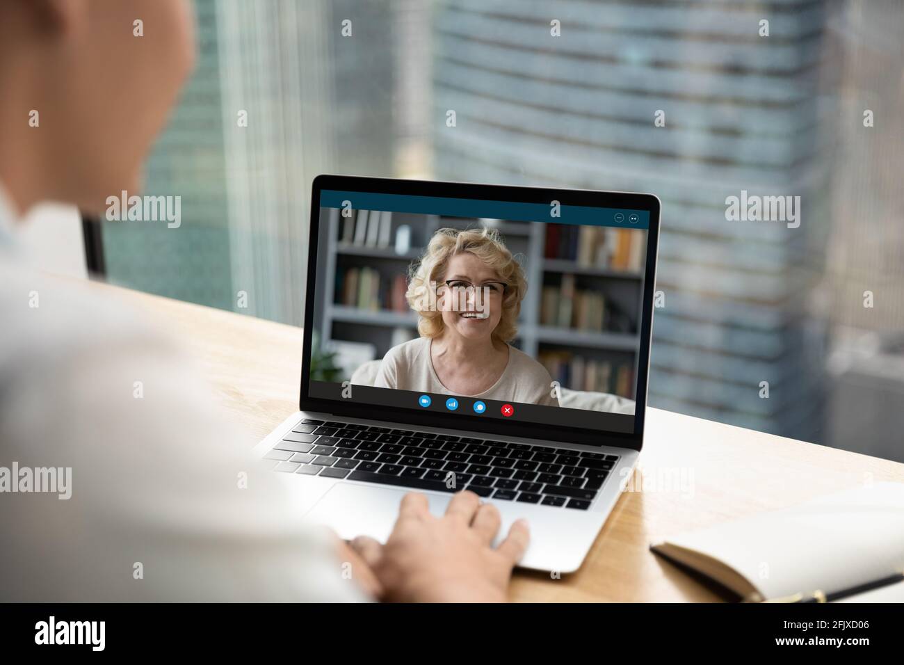 Person speak on zoom screen hi-res stock photography and images - Alamy