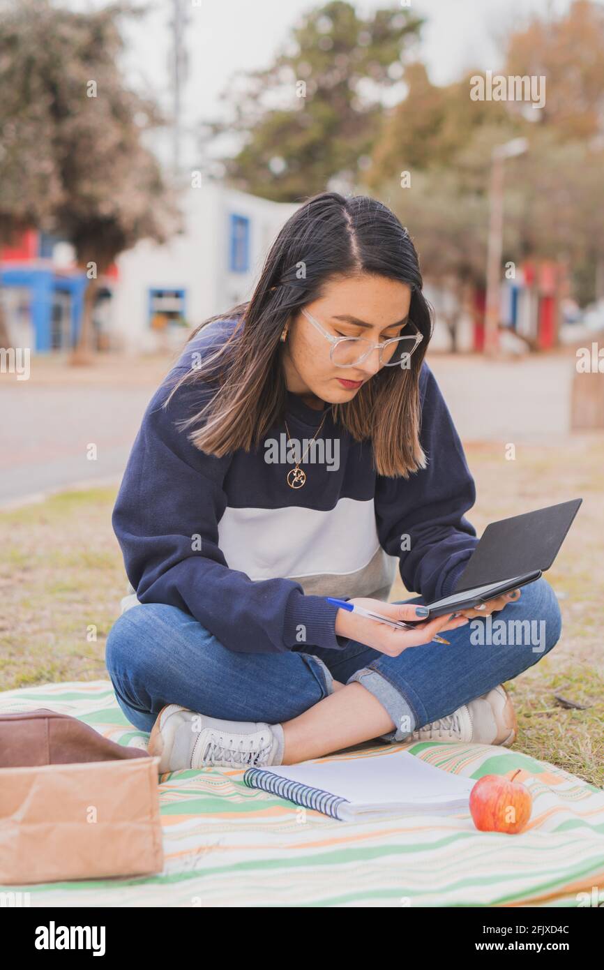 College girl studying hi-res stock photography and images - Alamy