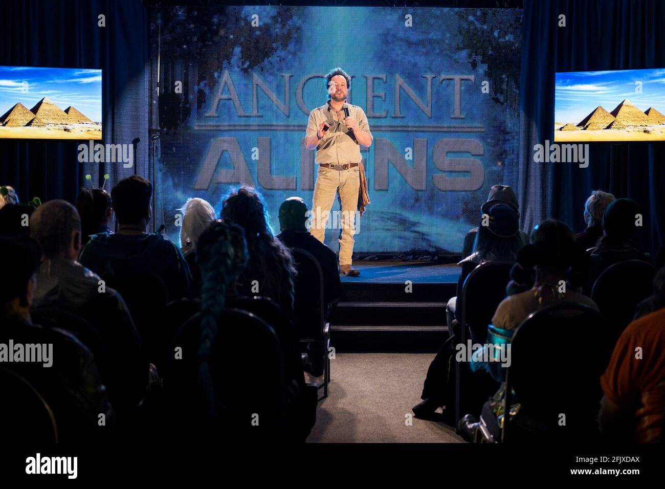 RESIDENT ALIEN, Giorgio Tsoukalos, Welcome Aliens', (Season 1, ep. 109 ...