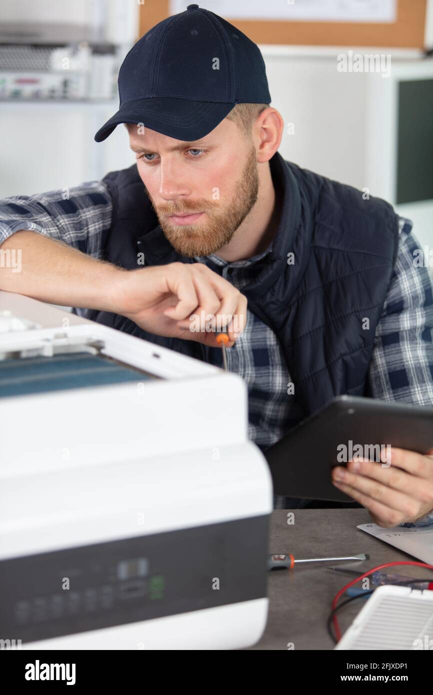 Technician repairing printer hi-res stock photography and images - Alamy