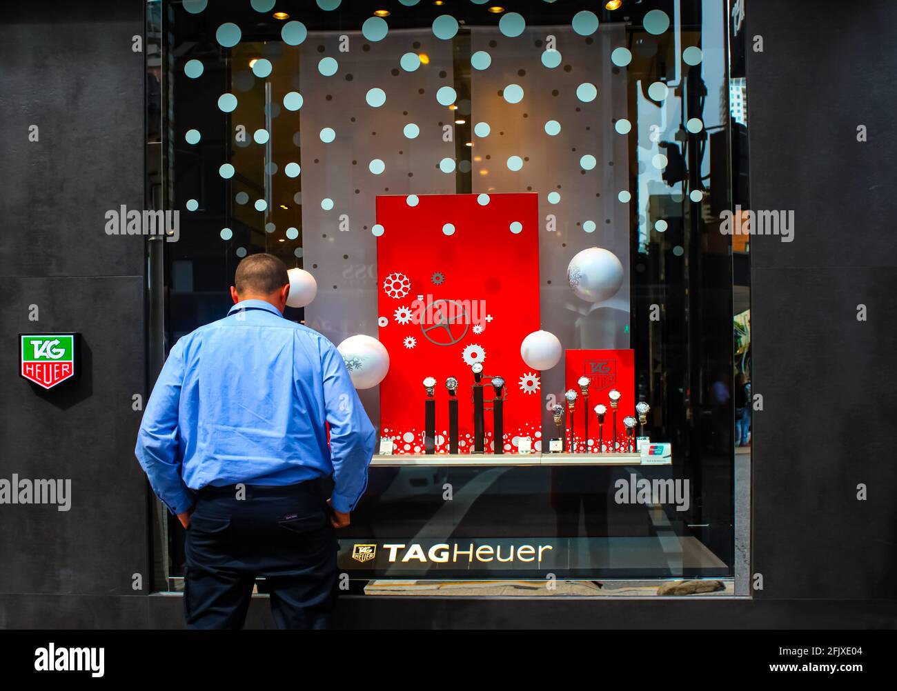 Customer standing looking display hi-res stock photography and images ...