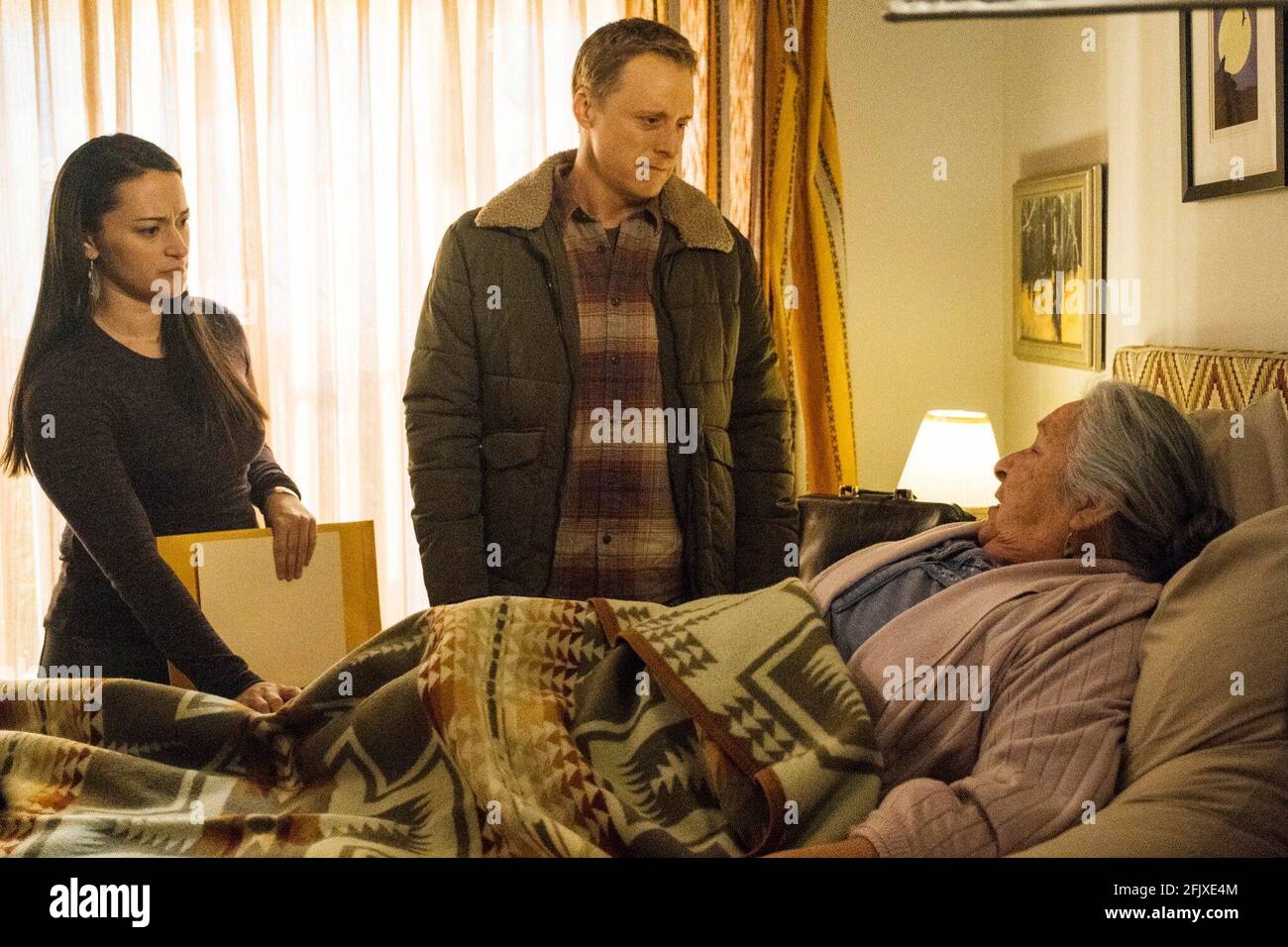RESIDENT ALIEN, from left: Sara Tomko, Alan Tudyk, Edna Alice ...