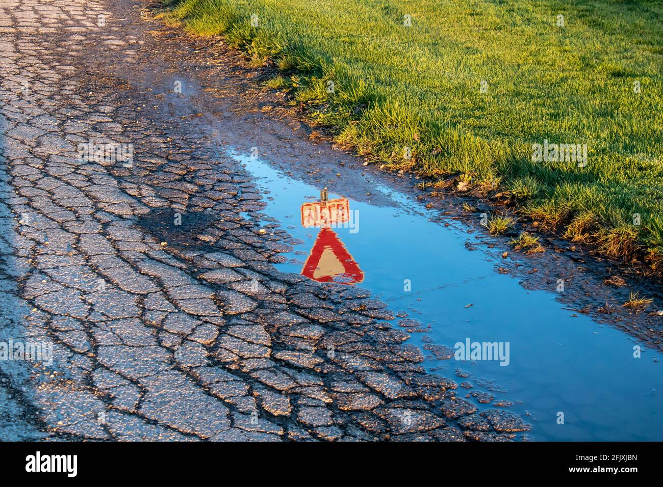 Yield sign hi-res stock photography and images - Alamy