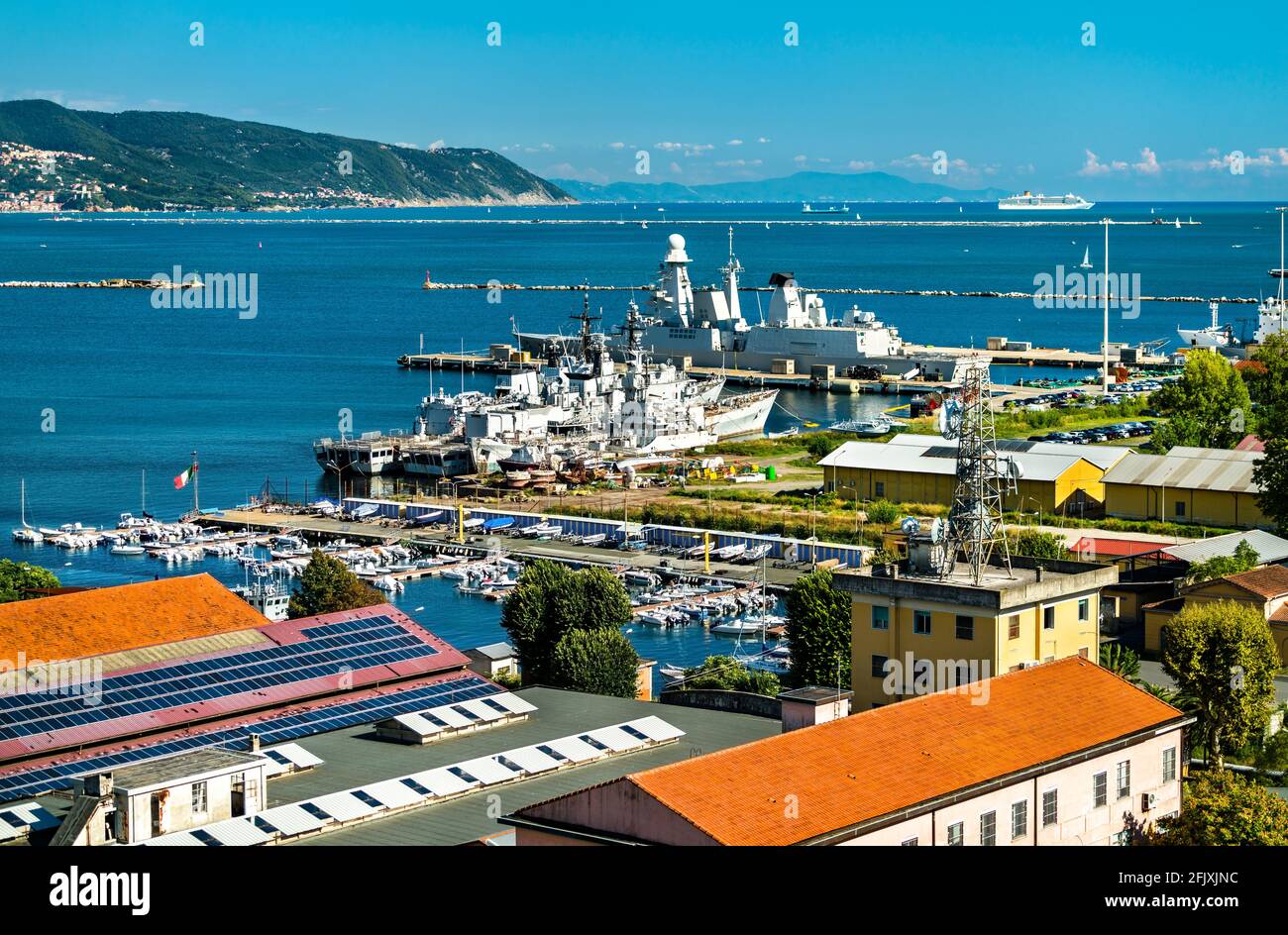 Naval ships hi-res stock photography and images - Alamy