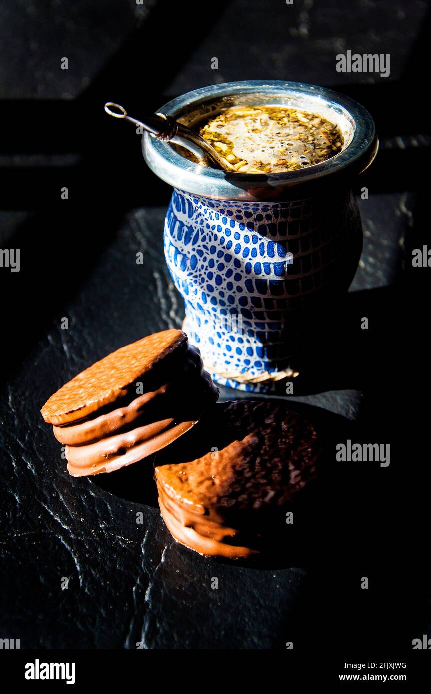 Mate and alfajores de chocolate (traditional Argentine drink Stock ...