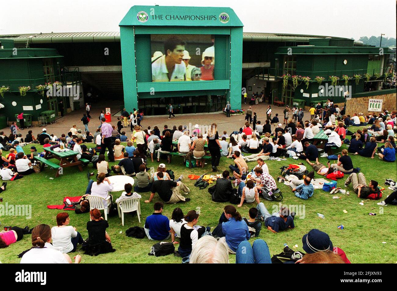 Wimbledon crowd hi-res stock photography and images - Alamy