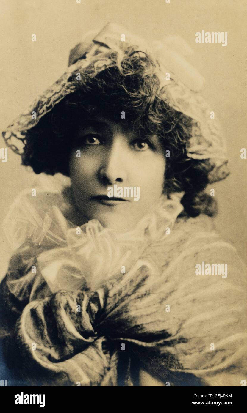 1895 ca., FRANCE : The celebrated french actress SARAH BERNHARDT ( 1844 ...