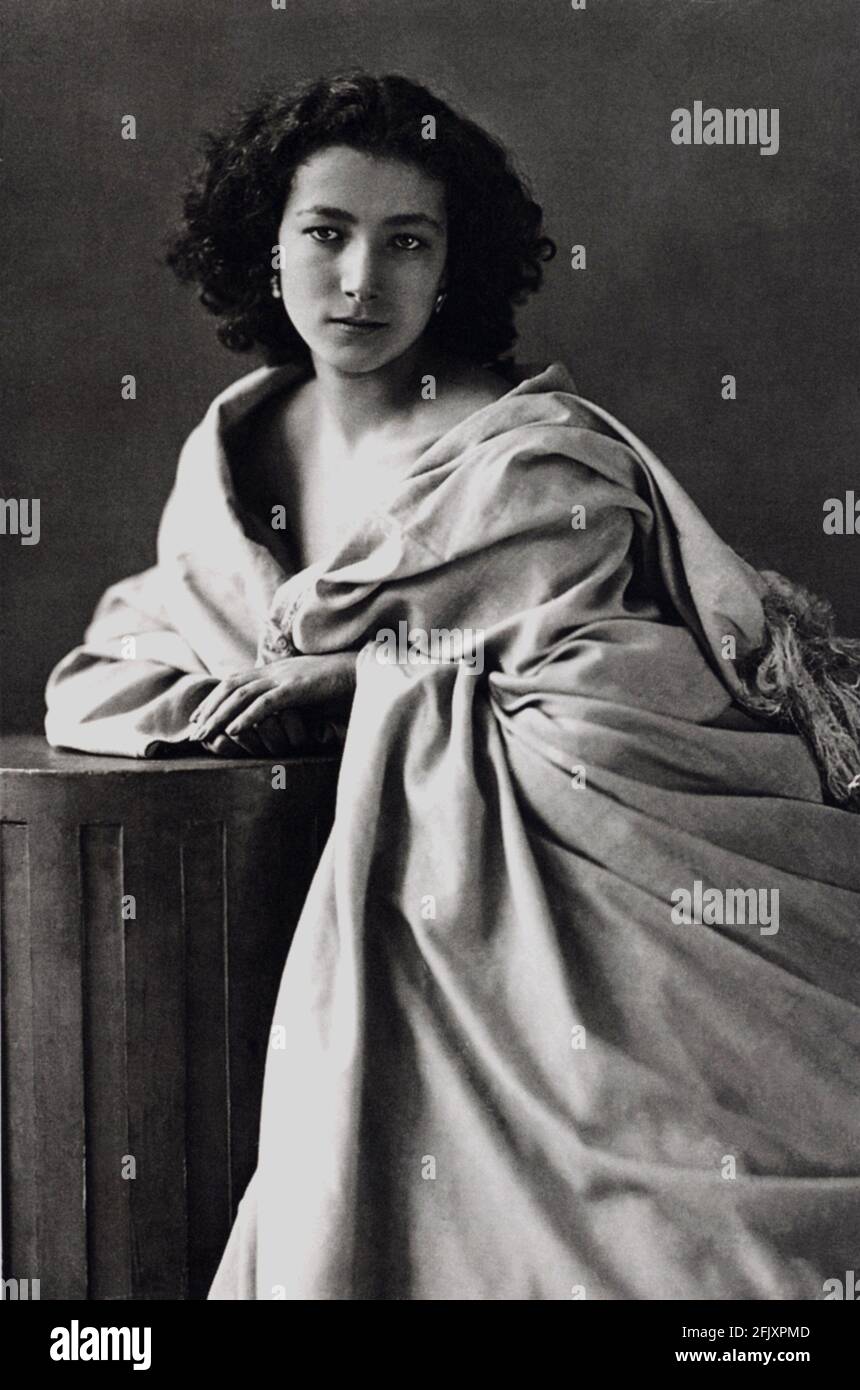 1864 ca., FRANCE : The celebrated french actress SARAH BERNHARDT ( 1844 ...