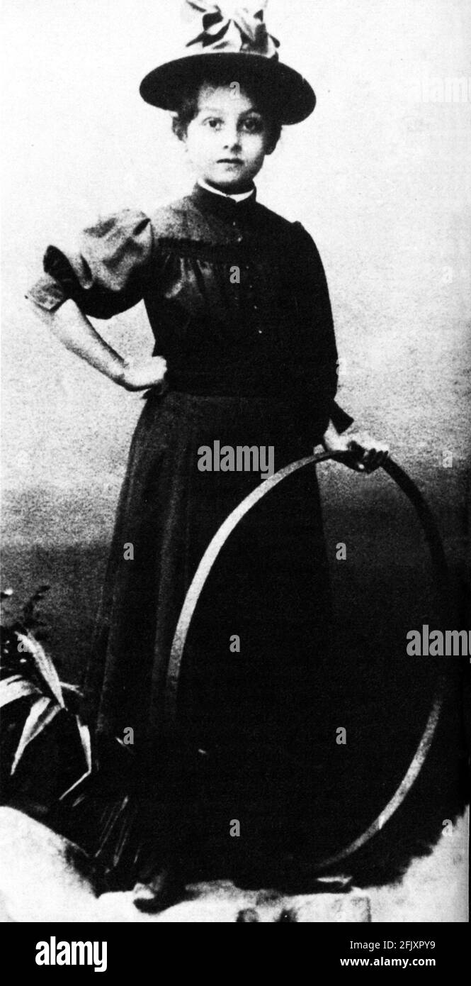 Italian actress hat hi-res stock photography and images - Alamy