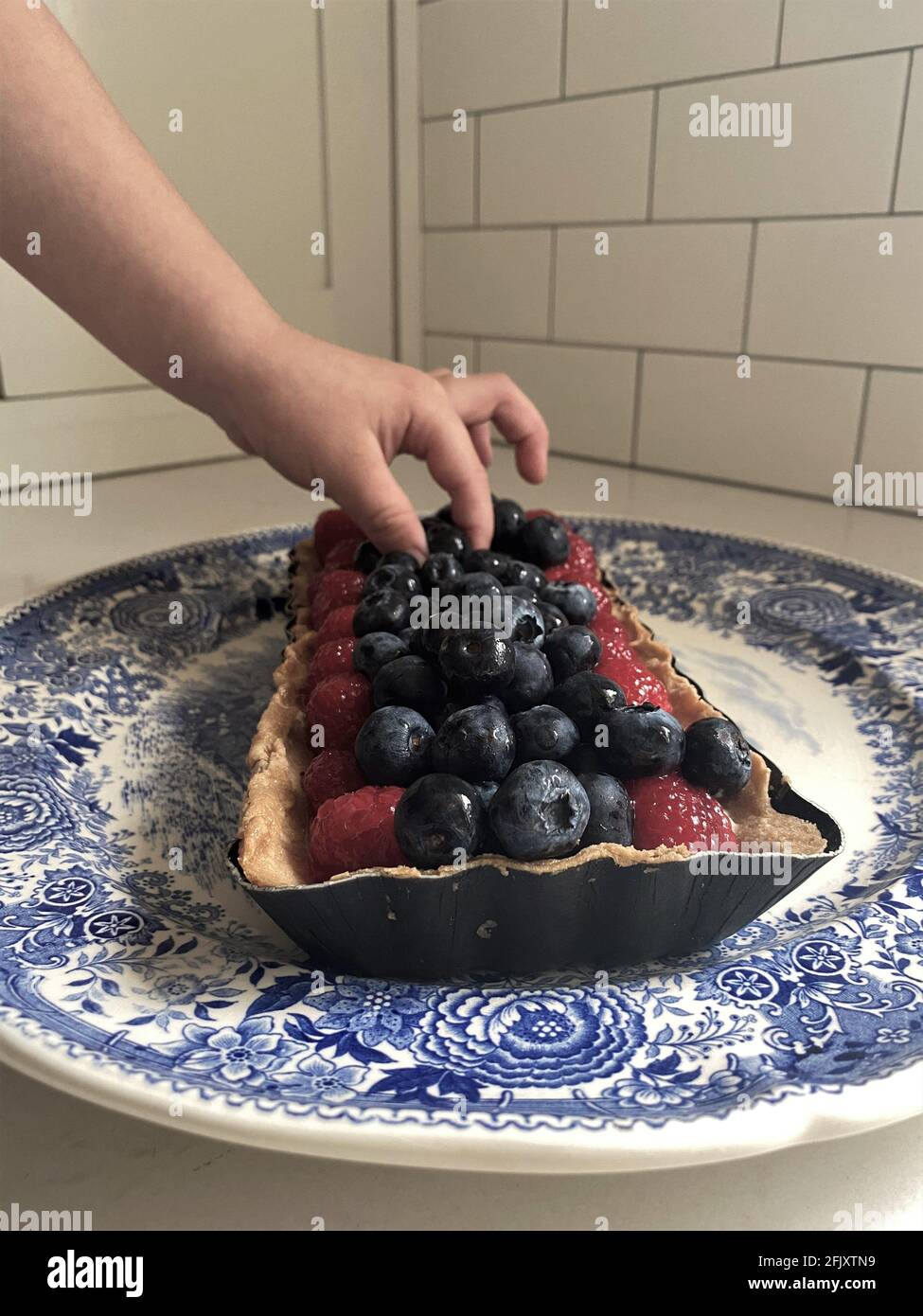 Hands grabbing face hi-res stock photography and images - Alamy