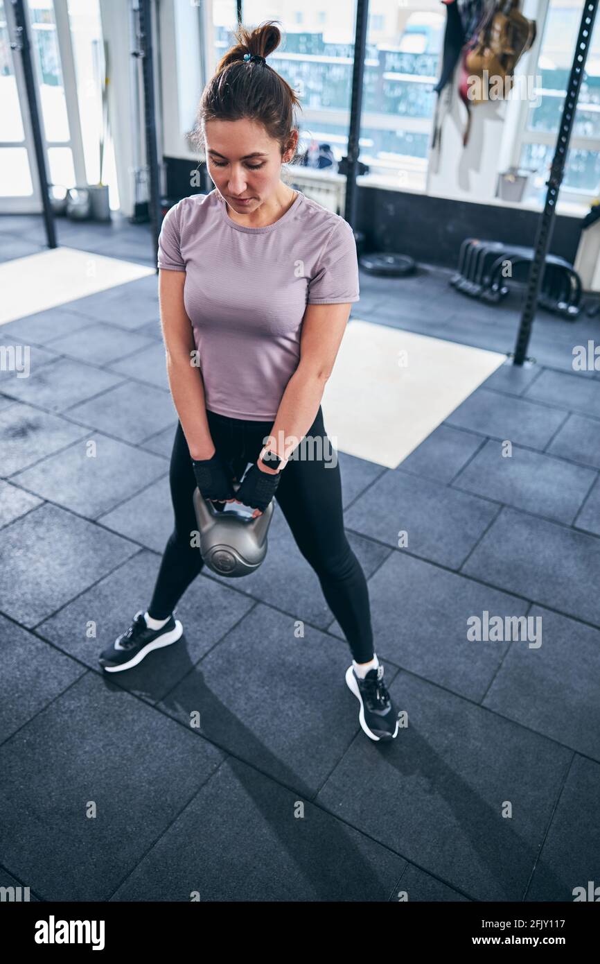 Female bodybuilder working out with a kettlebell Stock Photo - Alamy