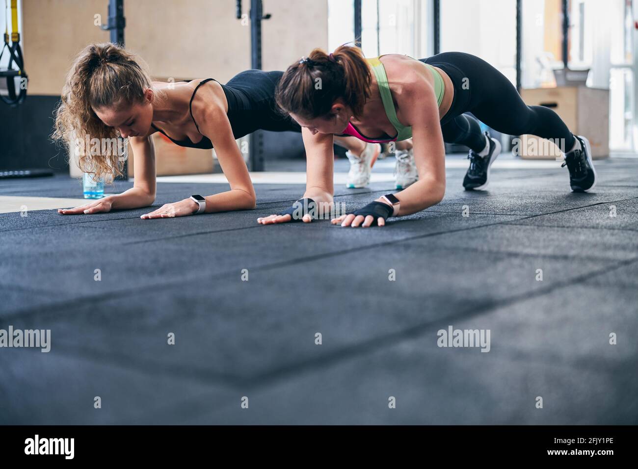 Two fit women working their core muscles Stock Photo - Alamy