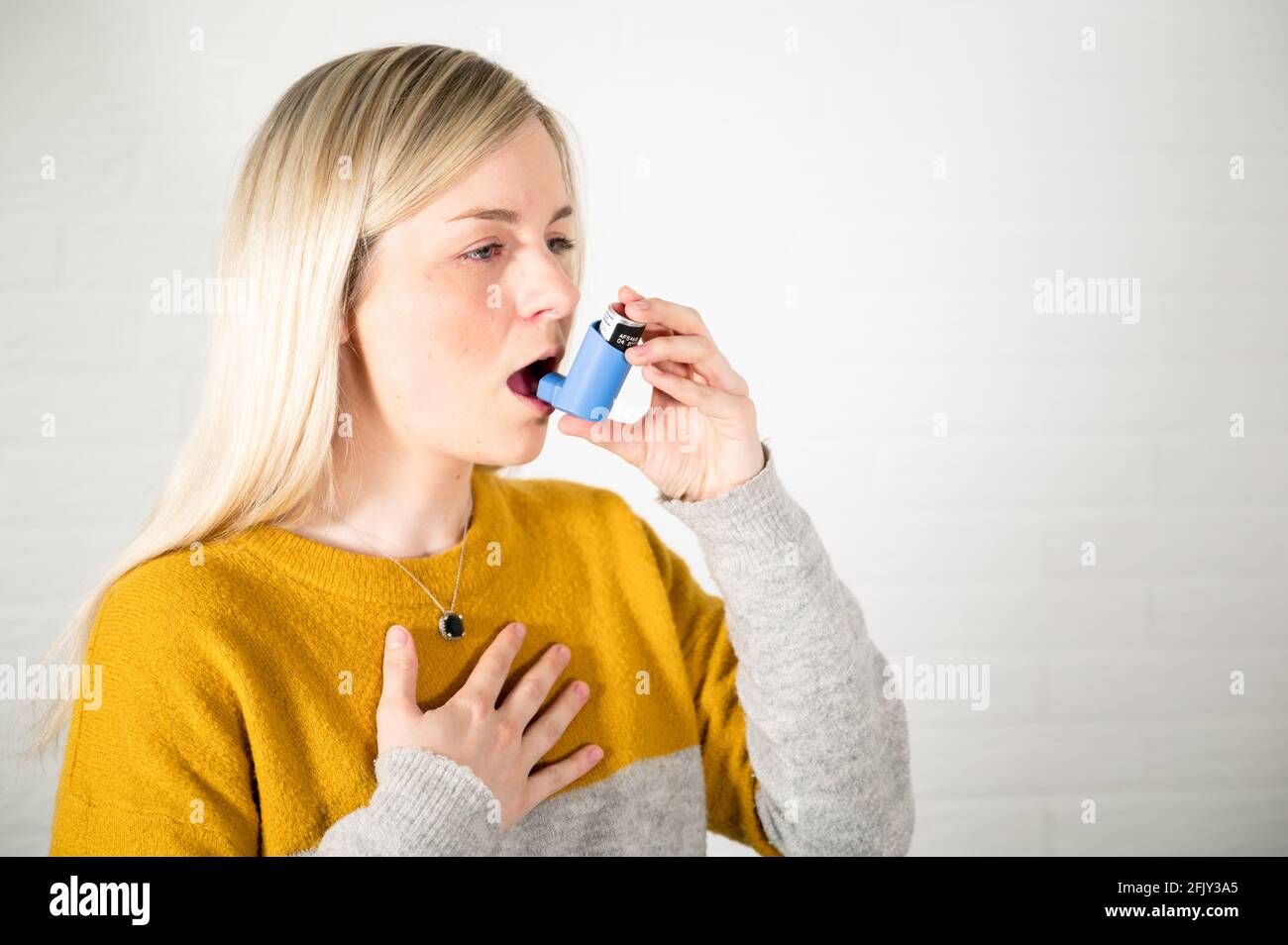 Asthma inhaler spray hi-res stock photography and images - Alamy