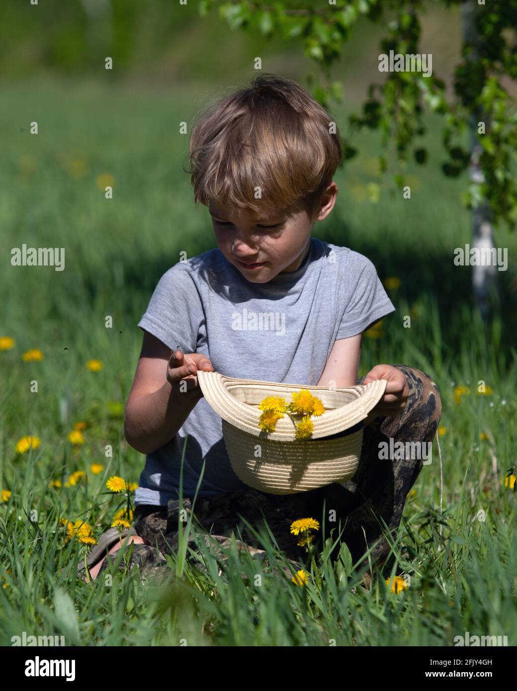 Boy sat down hi-res stock photography and images - Alamy