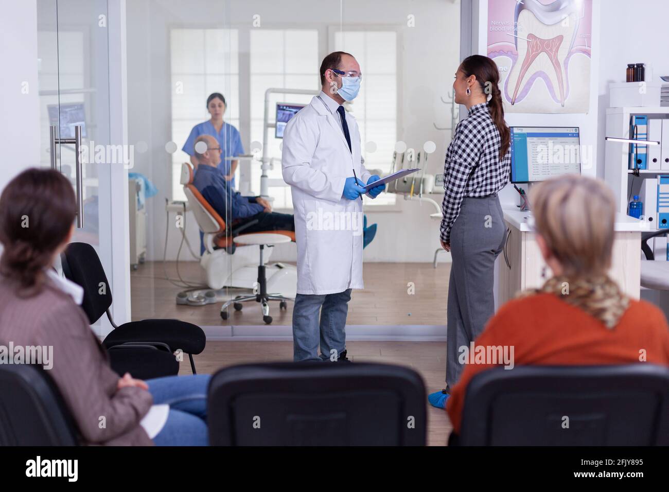 Crowded reception hi-res stock photography and images - Alamy