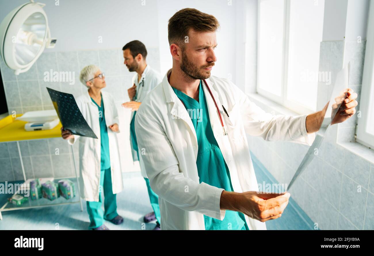 Medical team doctors checking on X-ray results in hospital Stock Photo ...