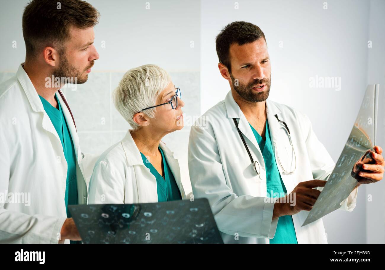 Medical team doctors checking on X-ray results in hospital Stock Photo ...