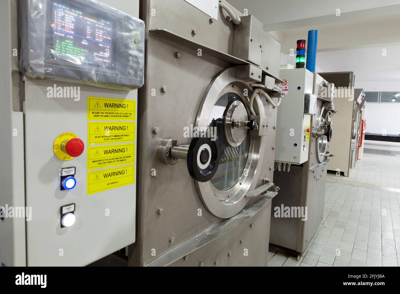 Front loading industrial washing machine. The rotary machines model LCO ...