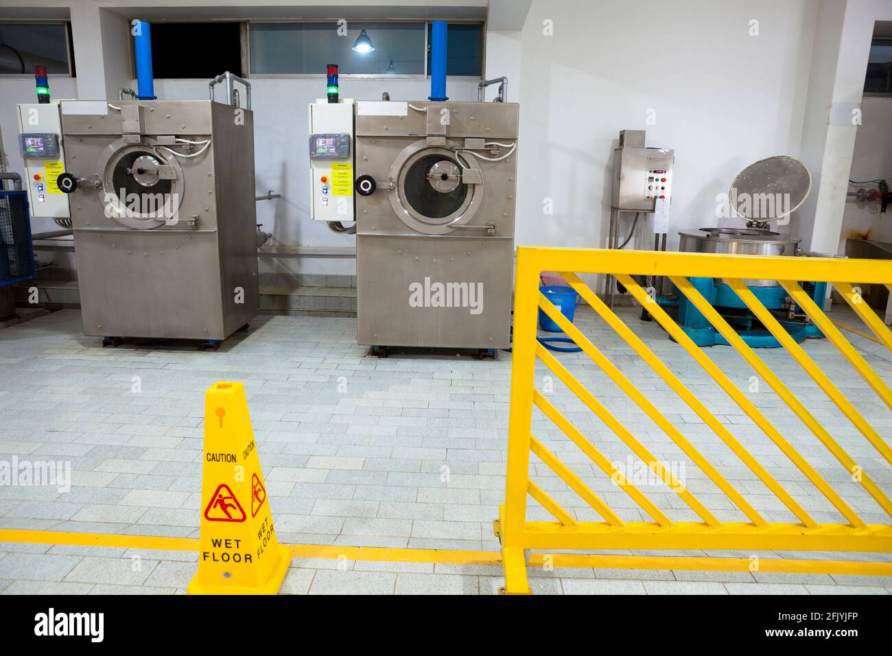 Front loading industrial washing machine. The rotary machines model LCO ...