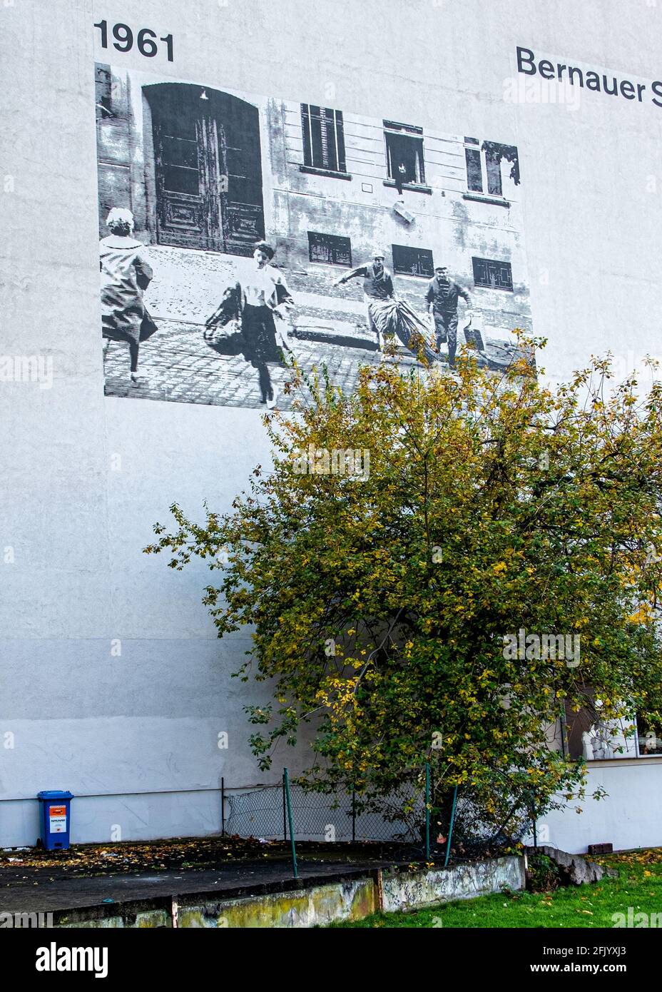 Photograph of people escaping 1961 at The Berlin Wall Memorial – open ...