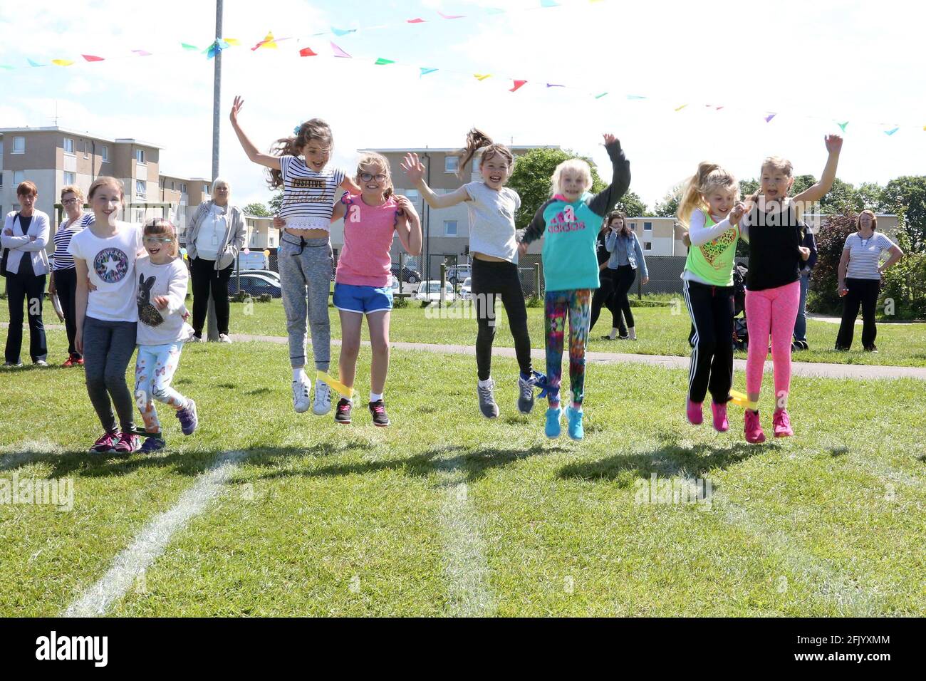 3 legged challenge hi-res stock photography and images - Alamy