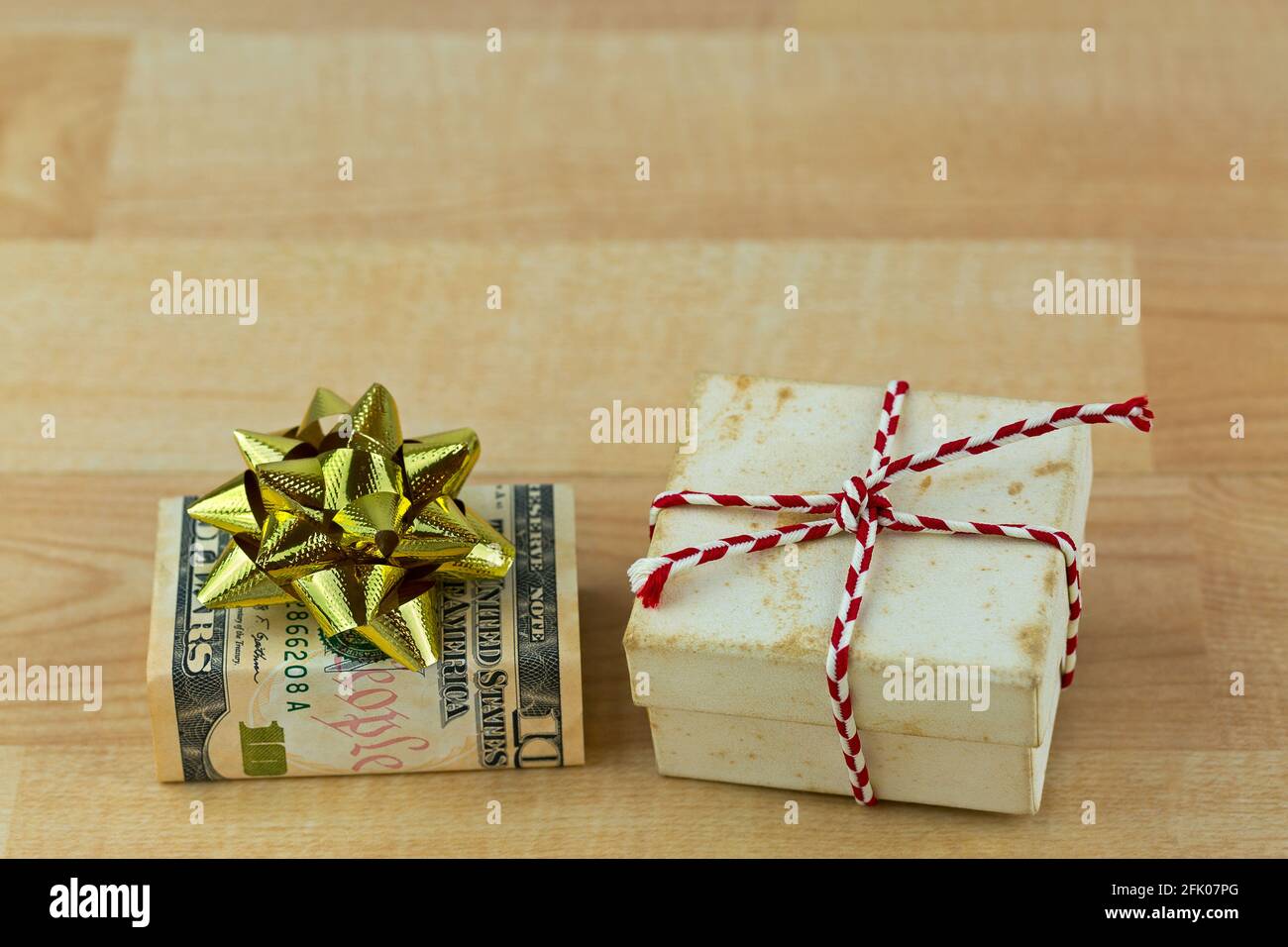 Money gift of dollar bill bow hi-res stock photography and images - Alamy