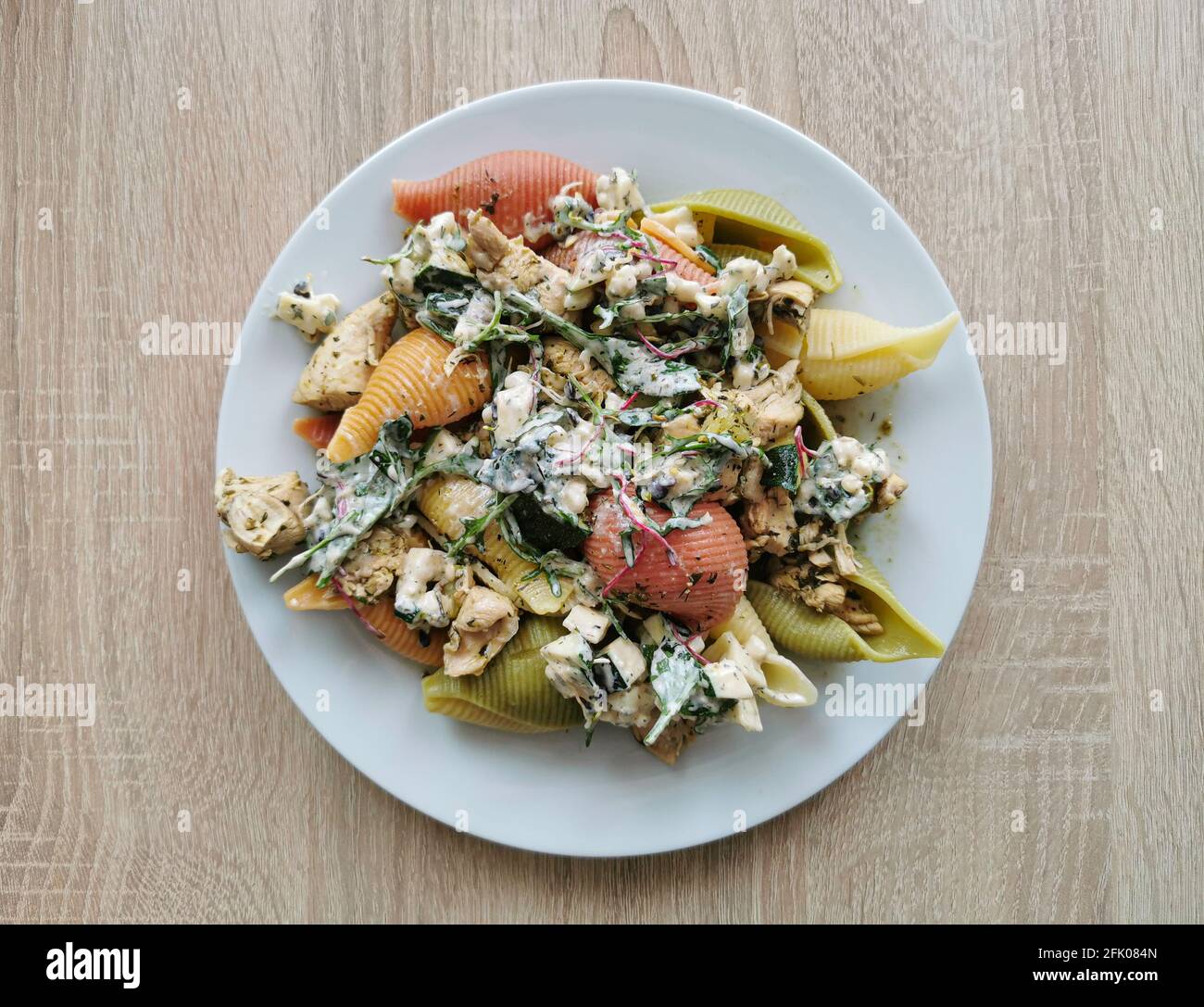 Cooked shell noodles in 5 colors with chicken and vegetable salad Stock ...