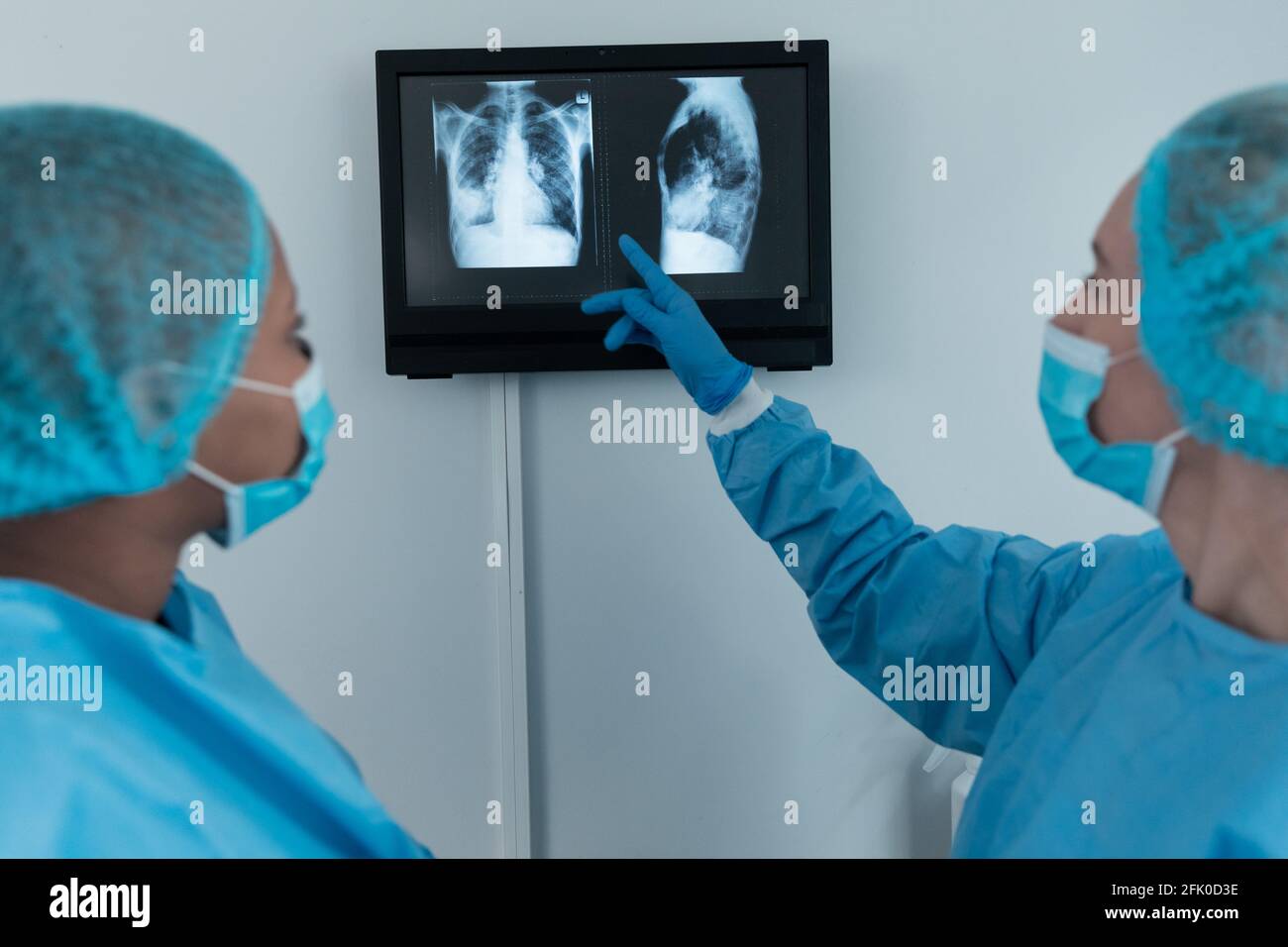 Doctor screen face hi-res stock photography and images - Alamy