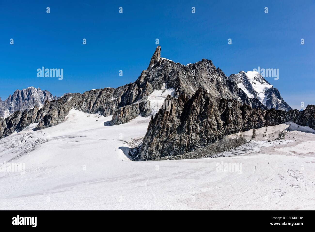 Giants tooth hi-res stock photography and images - Alamy