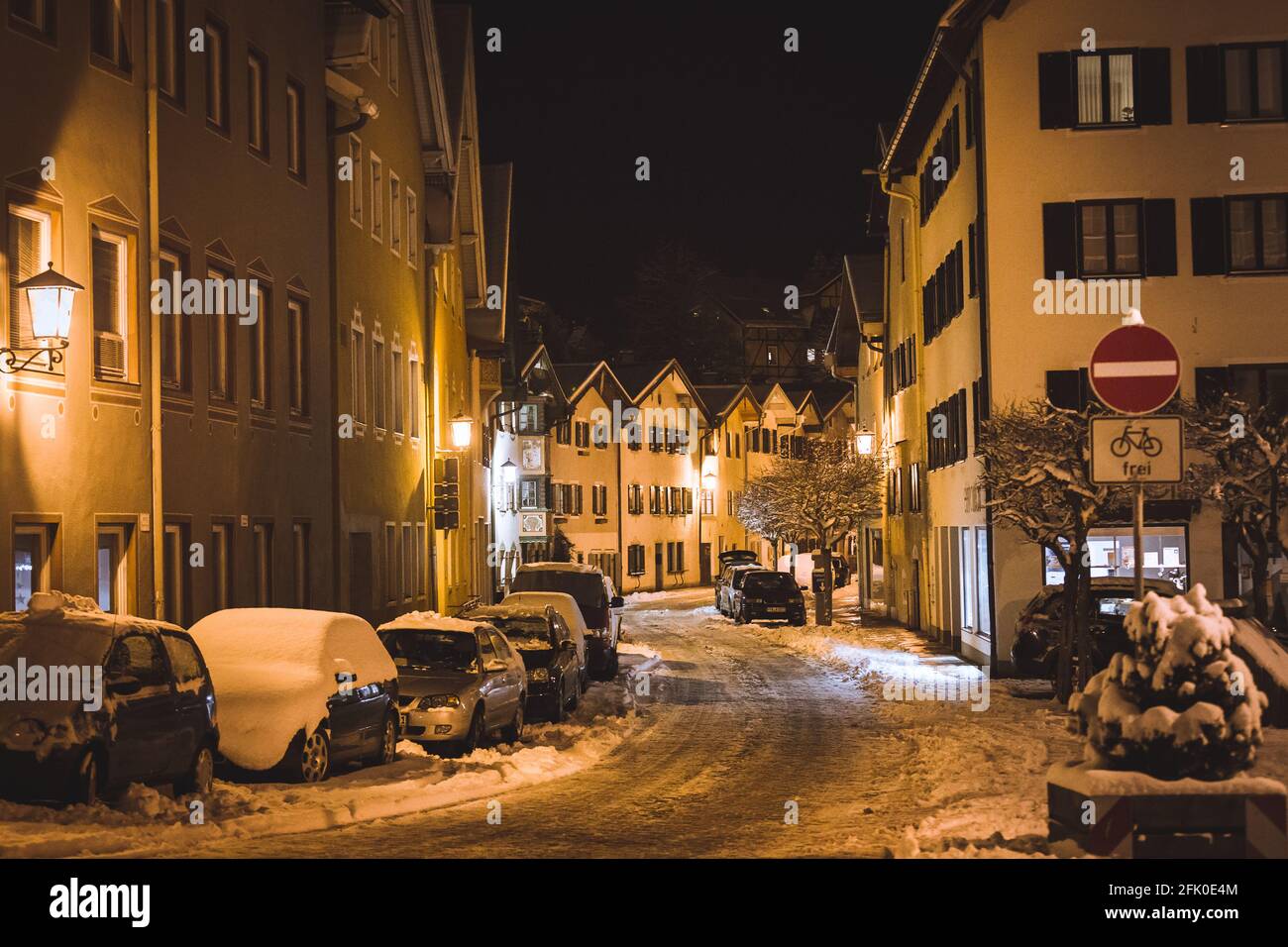 Snowy street night hi-res stock photography and images - Alamy