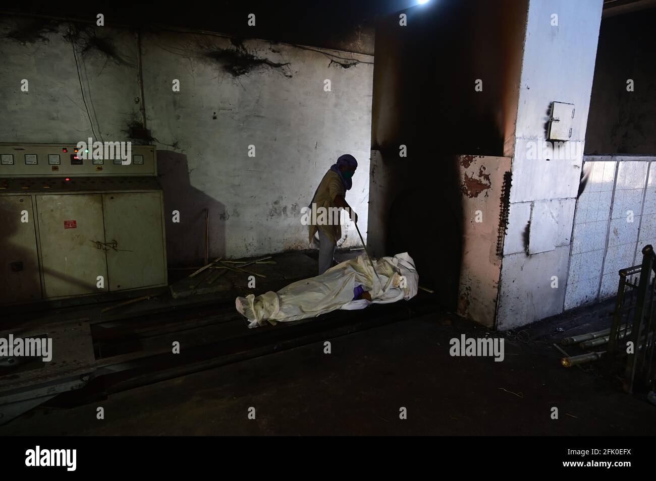 Corona dead body carrying hi-res stock photography and images - Alamy